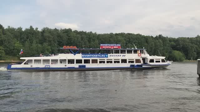т/х МОСКВА-89 дефилирует мимо Химок