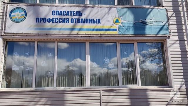 В Хабаровском крае сотрудники МЧС России приняли участие во Всероссийской акции «Окна Победы»