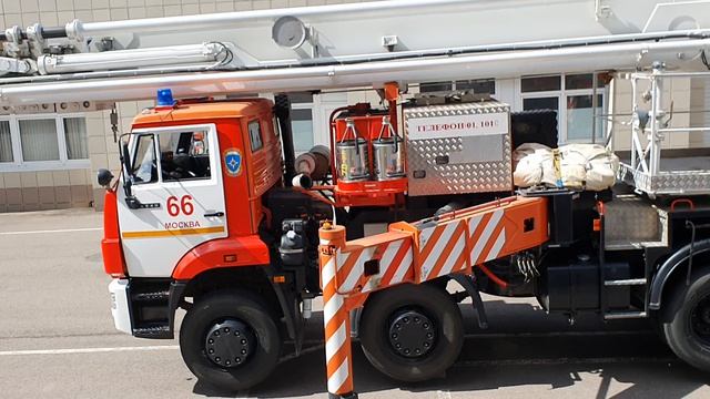 ПОЖАРНЫЕ УЧЕНИКИ на коленчатом подъёмнике. Видео от Андрея Гималова.