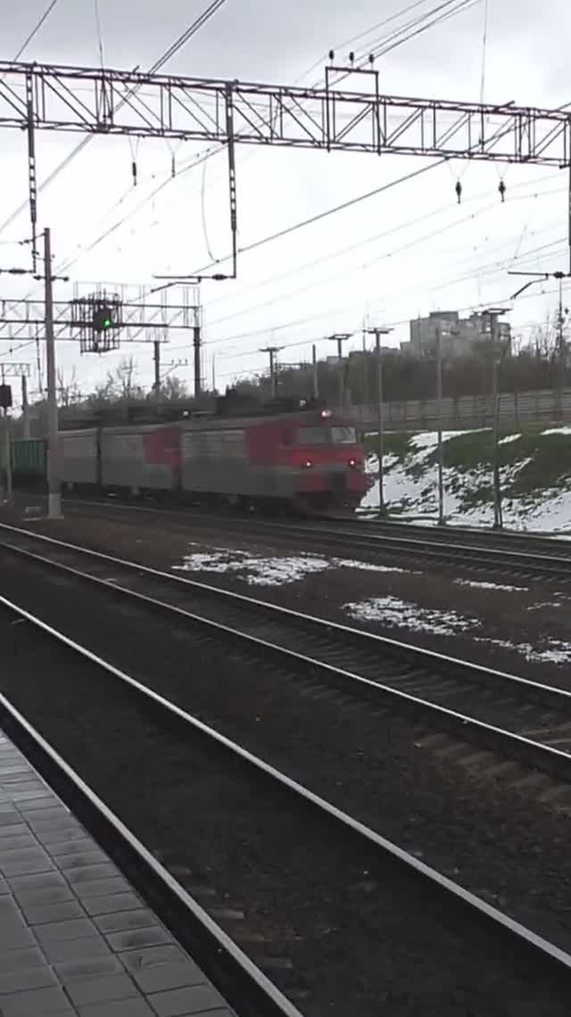 Электровоз ВЛ11-235/237А (ТЧЭ-23) с грузовым поездом № ХХХХ.