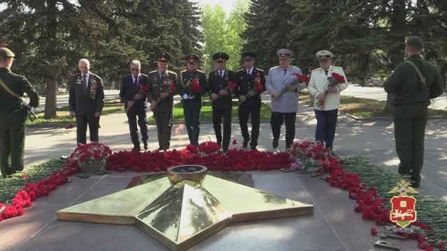 Министр внутренних дел по Республике Хакасия возложил цветы к Вечному огню