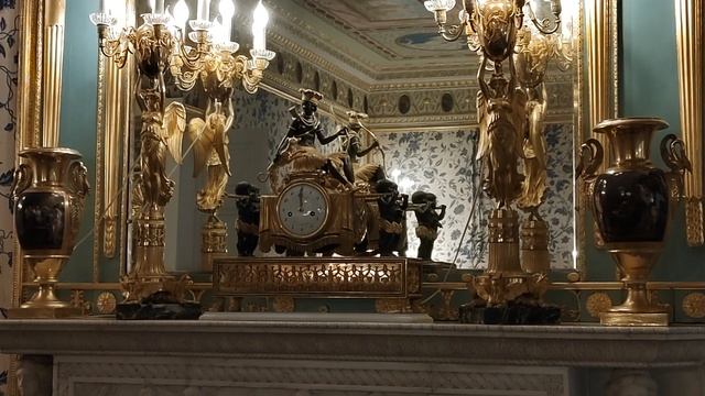 Старинные часы в музее