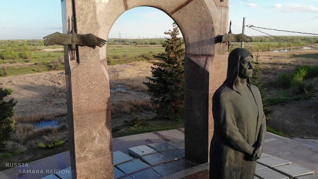Памятник матери, у которой война забрала всех девятерых сыновей / посёлок Алексеевка, Самарская обл.