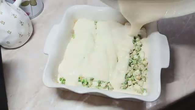 Заливной пирог с яйцами и зелёным луком! Тесто на кефире и сметане