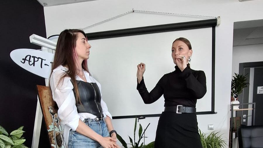 Стилист даёт советы по выбору цвета и силуэта