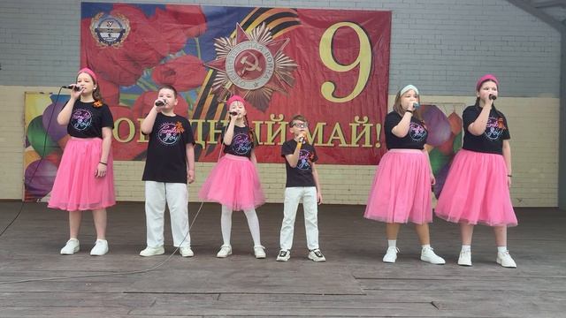 Лиза Николаева в хоре «Катюша»