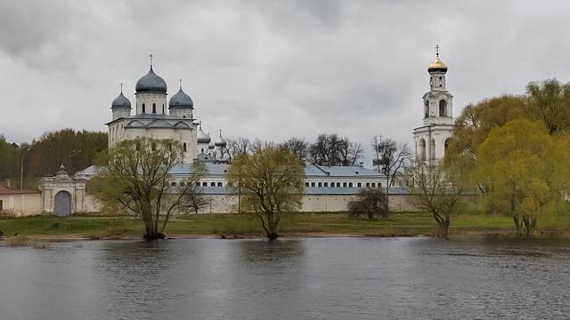 Вид на Юрьевский монастырь с реки Волхов