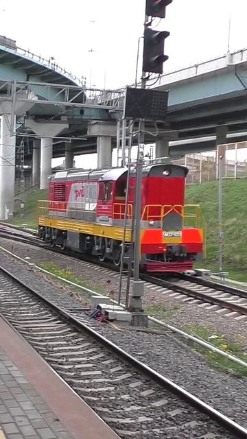 Маневровый тепловоз ЧМЭ3Э-6229 (ТЧЭ-2) следует резервом.