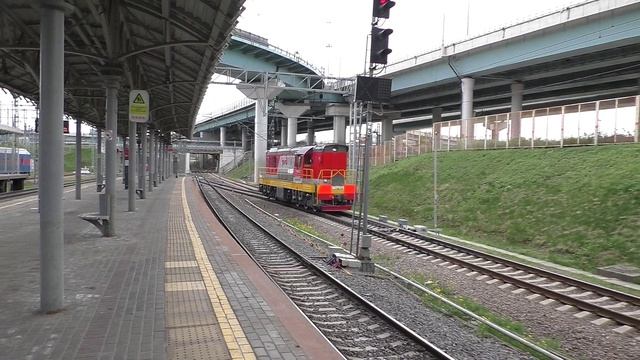 Маневровый тепловоз ЧМЭ3Э-6229 (ТЧЭ-2) следует резервом.
