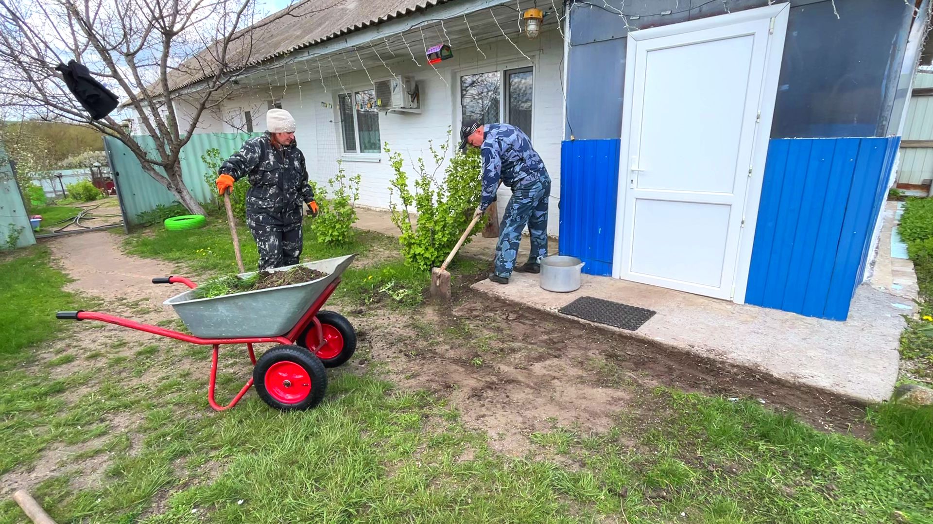 Сажаем рассаду🌱Работы на участке🏡Выбросили бассейн🏊Установили новую крышку для канализации🛠️