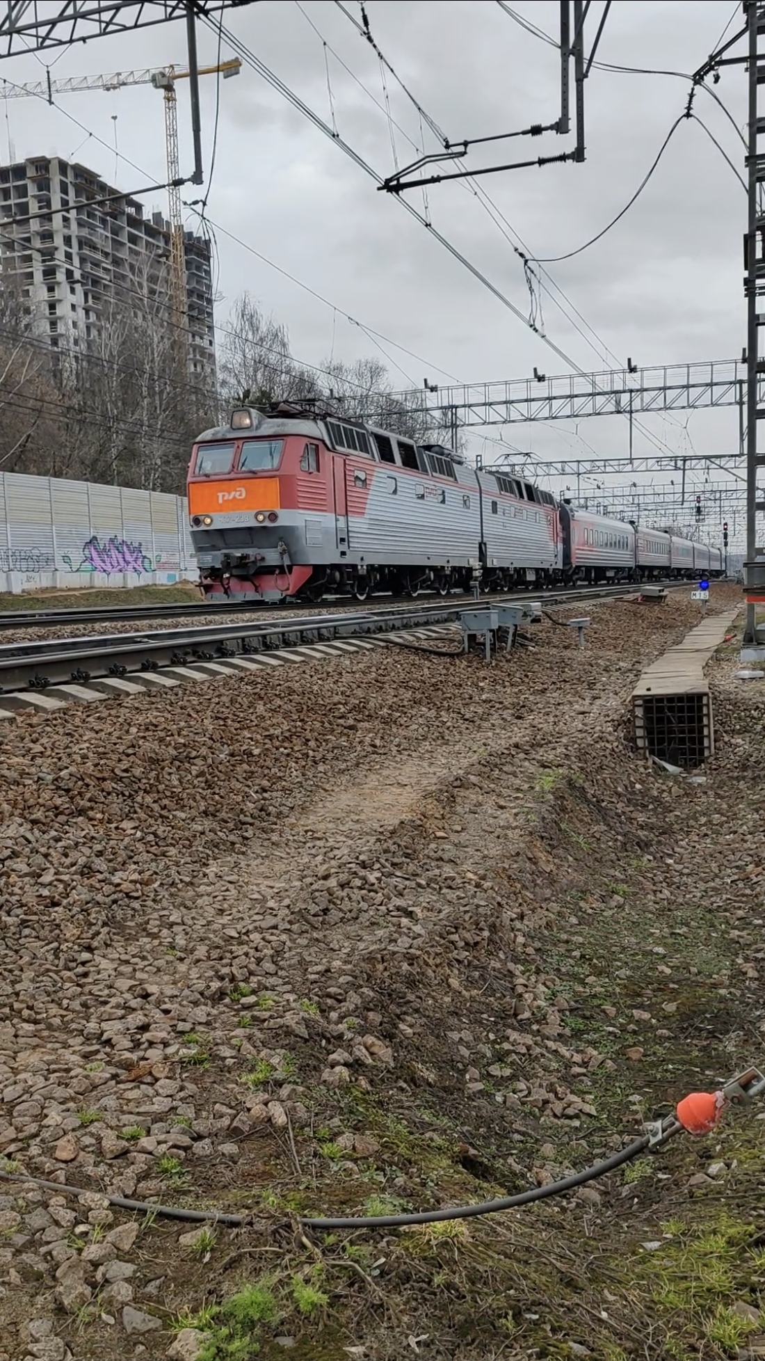 Электровоз ЧС7-238#с пассажирским поездом#Москва - Калининград#встречный электропоезд ЭП2Д-0029