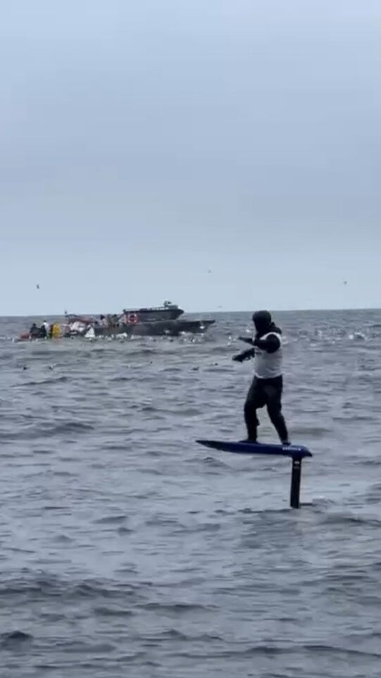Впервые заезд на efoil с китами в Териберке при накате волны в 2.3 метра