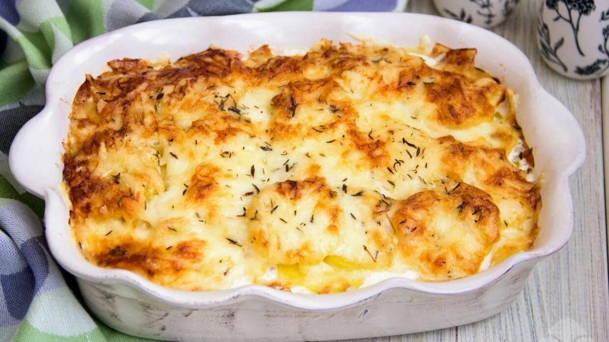 Картофельная запеканка с куриной грудкой, жареным луком и морковью под сыром.