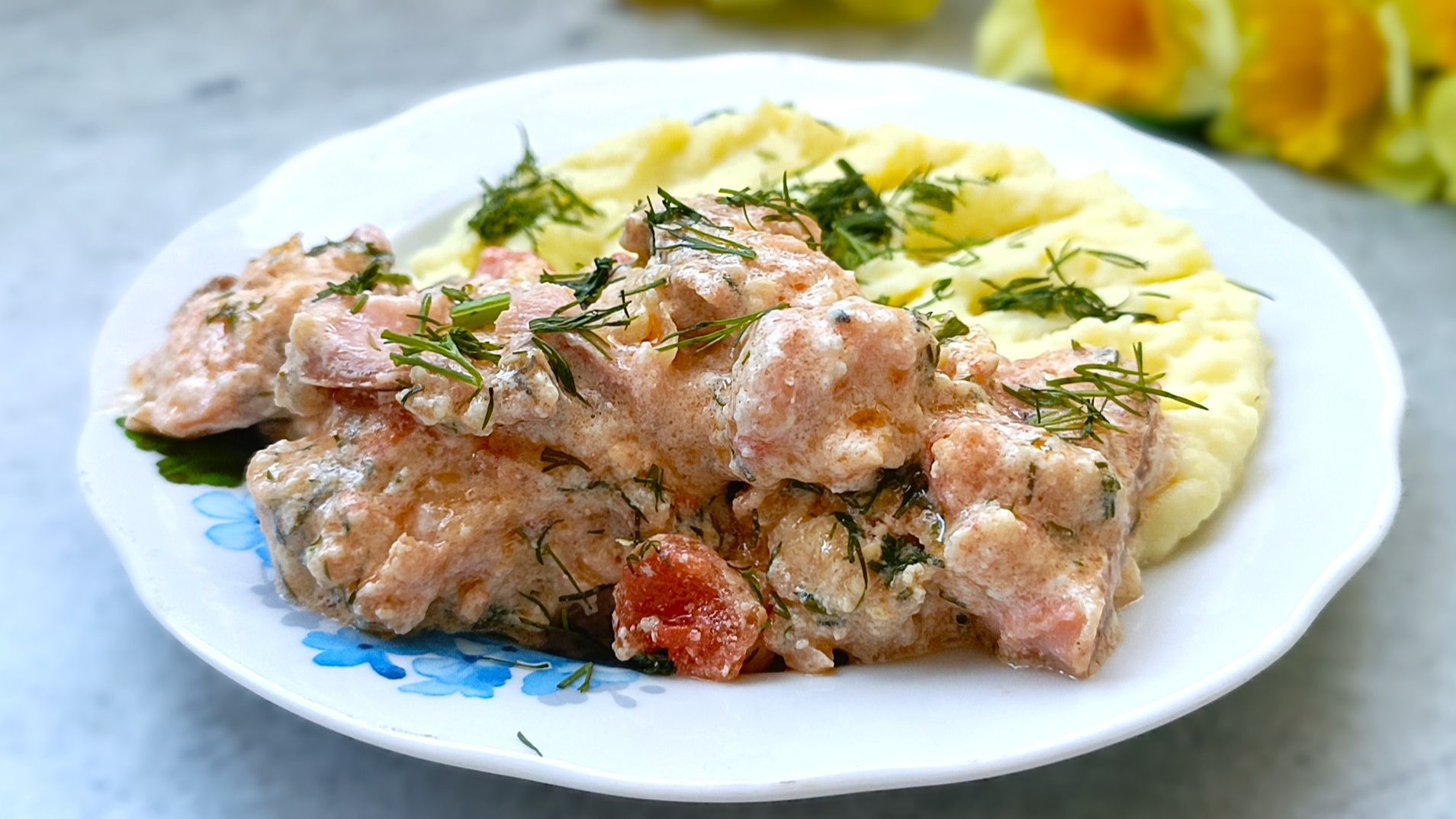 Горбуша с помидорами и сыром в сливочном соусе – вкусный и быстрый рецепт