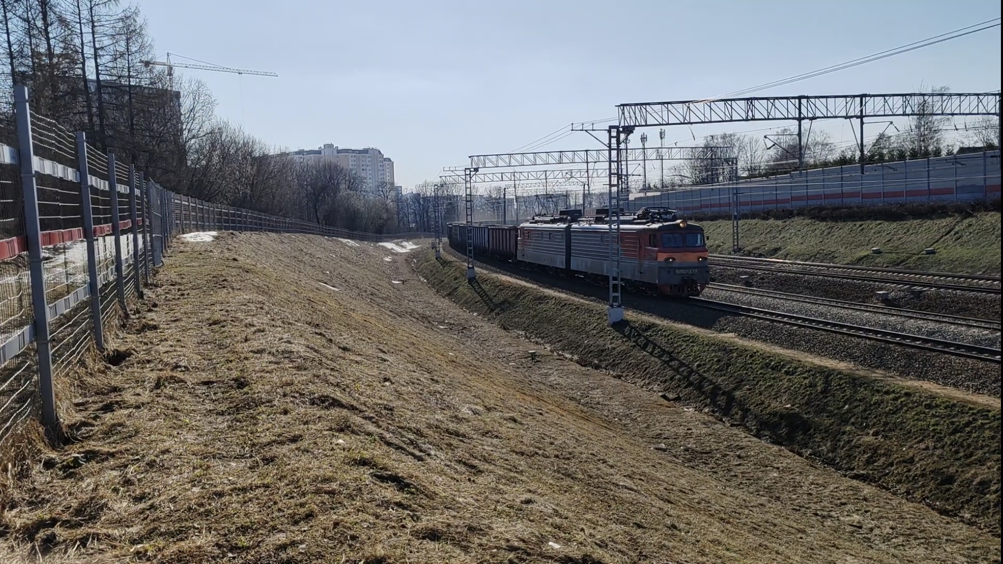 В солнечный, мартовский день! Электровоз ВЛ10у-377 с полувагонами.