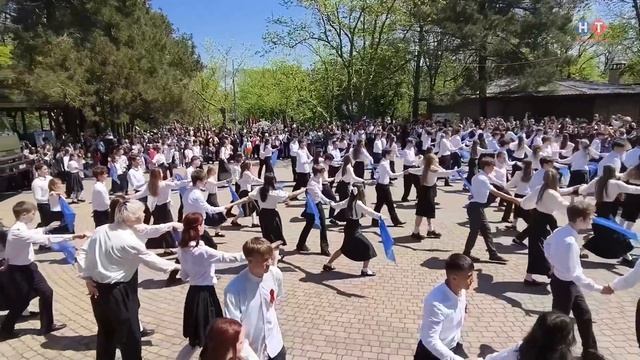 Молодёжь Новороссийска приняла участие во всероссийской танцевальной акции «Синий платочек».