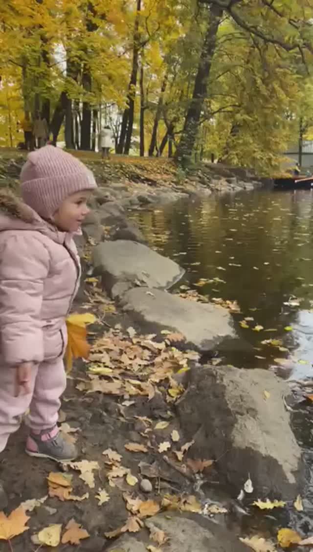 Евочка и листопад - осваивает природные красоты Санкт- Петербурга.