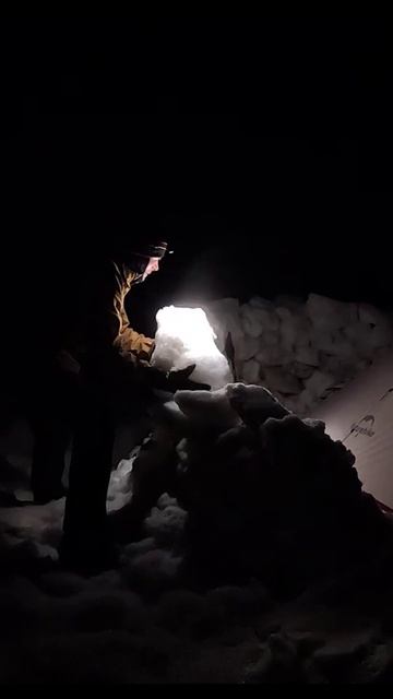 Постройка защитной ветровой стенки ночью в горах_В