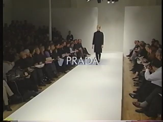 Показ женской коллекции Prada осень-зима 1995-1996
