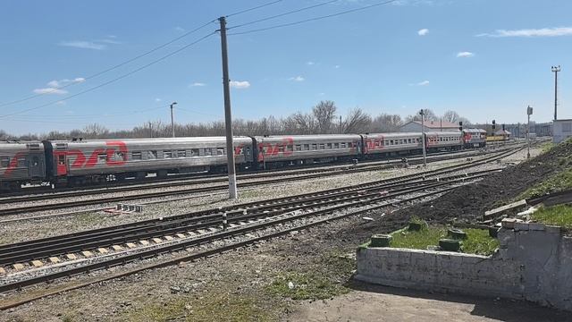 Поезд Санкт-Петербург - Адлер с тепловозом ТЭП70-0195 отправляется со станции Ефремов