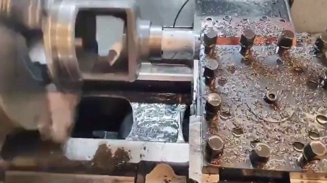 Процесс внутренней расточки внутри детали сложной формы с помощью специального изогнутого резца.