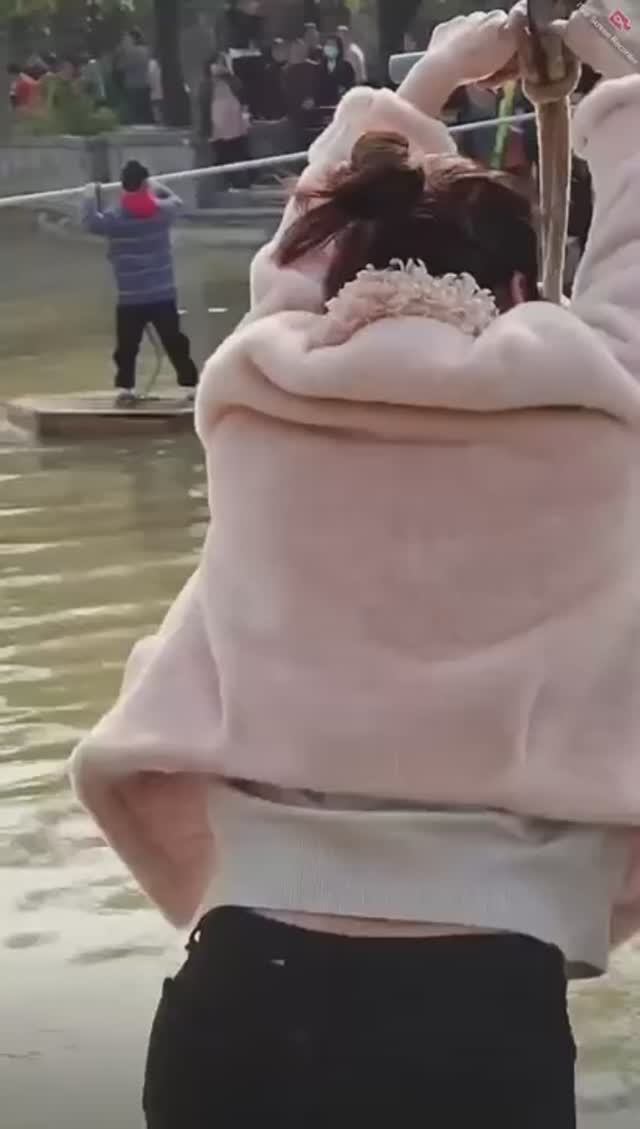 Wetlook. Аква парк в Китае. В зимней одежде полностью упала в воду. Wetlook