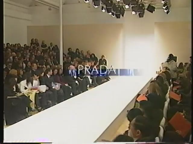 Показ женской коллекции Prada осень-зима 1996-1997