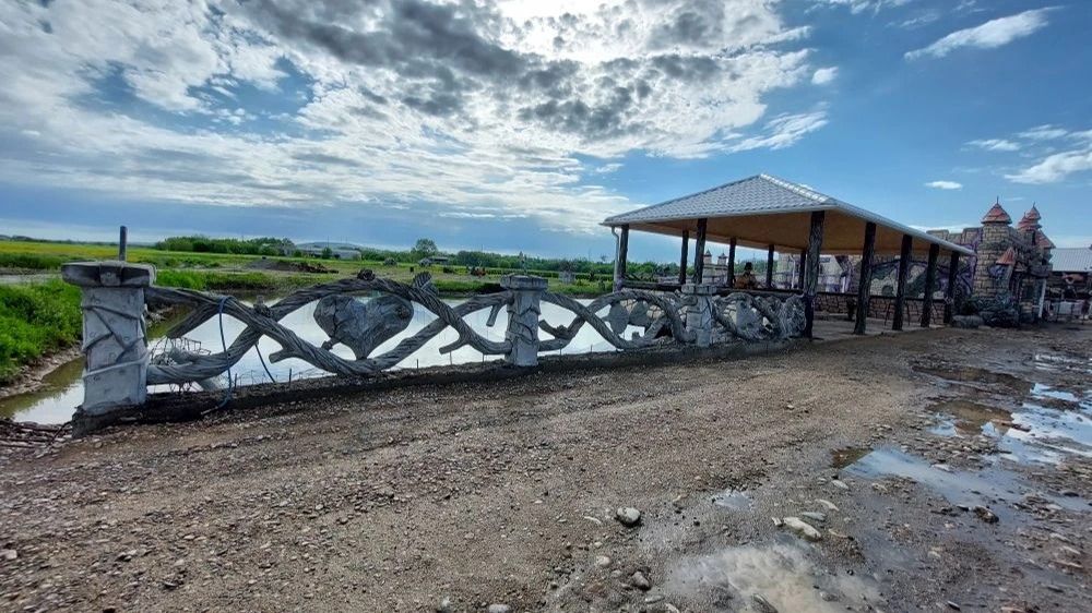 забор в  парке из  арт бетона.