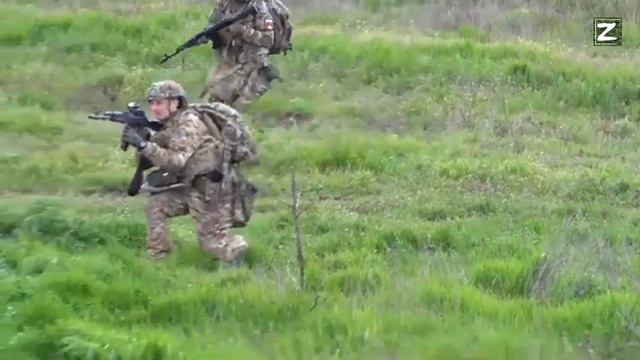 Штурмовики морской пехоты проходят подготовку.