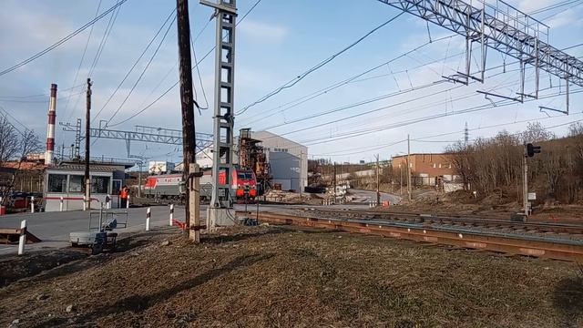 Перегонный 2ЭС5К проезжает через переезд