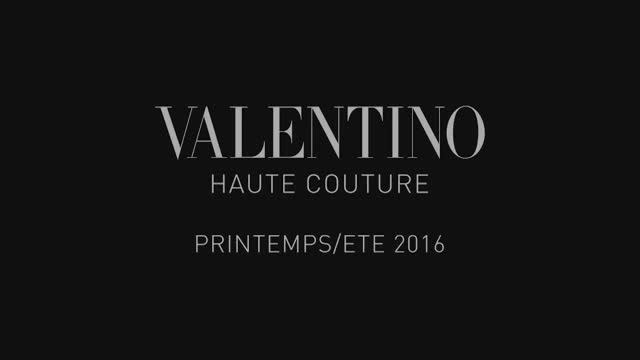 Показ женской коллекции Valentino весна-лето 2016