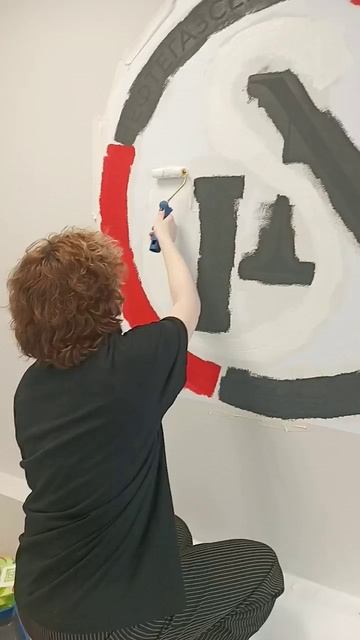 Магия трафарета: оживляем логотип на стене 🎨