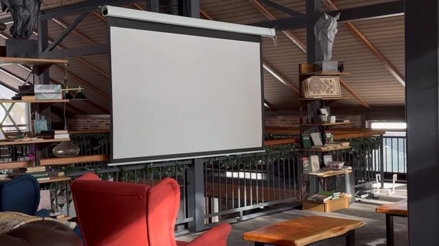 Кино-зона в ресторане парк-отеля Сан Вилладж Архыз 4* в Архызе с тёплым бассейном и СПА-зоной