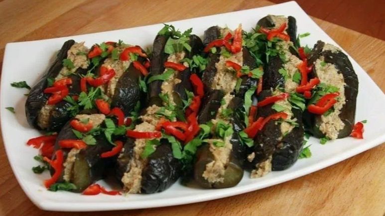 Сациви из баклажанов с обжаренными овощами.