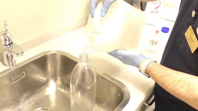 Обработка бутылки с дистиллированной водой