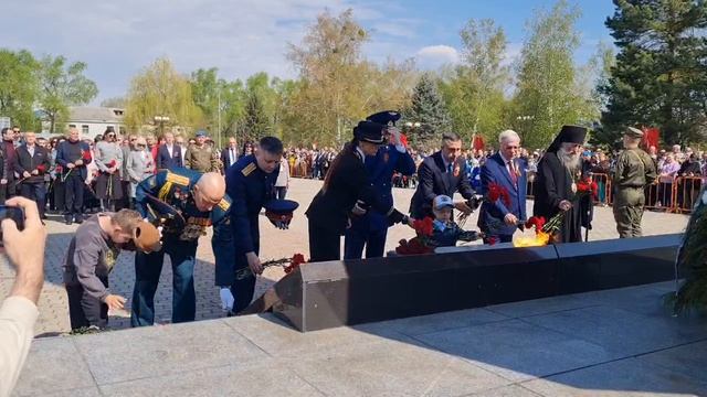Торжественное шествие к обелиску Славы возглавили почётные лица города и региона