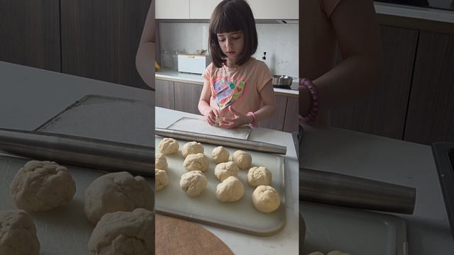 Иветта печёт пирожки с капустой