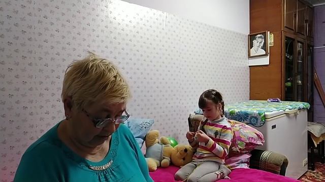 КРИСТИНА УЧИТСЯ ВЯЗАТЬ  .  (архив)