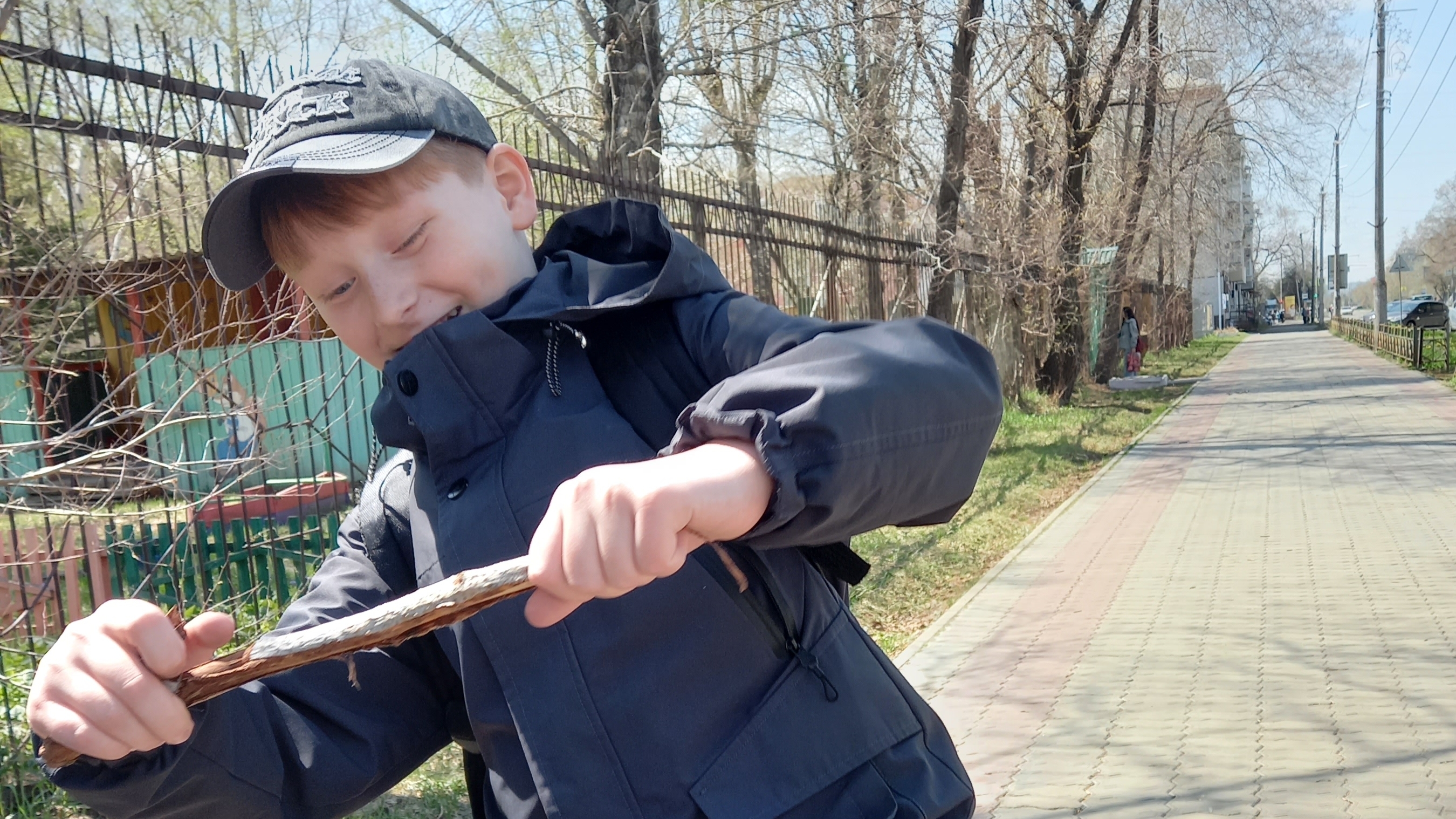 дед учит ломать палки.