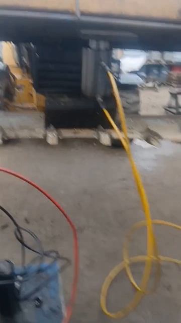 Выгибаем погнутую челюсть переднего ковша экскаватора погрузчика JCB 4CX