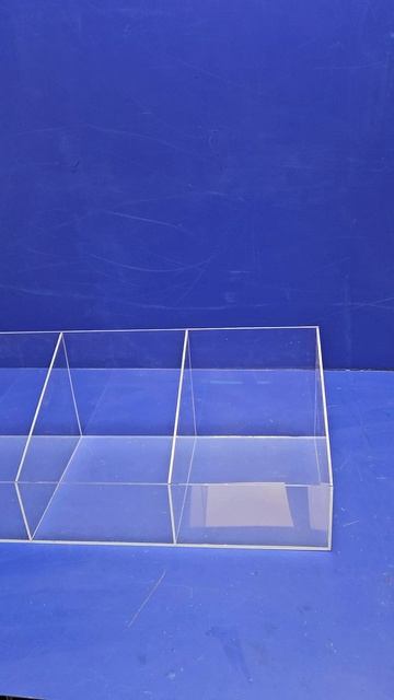 Изделия из оргстекла - торговые витрины, диспенсеры, накопители