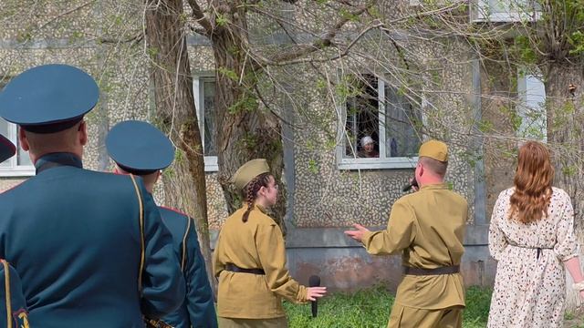 Песни Победы звучат в каждом дворе: труженицам тыла Светлого подарили праздник
