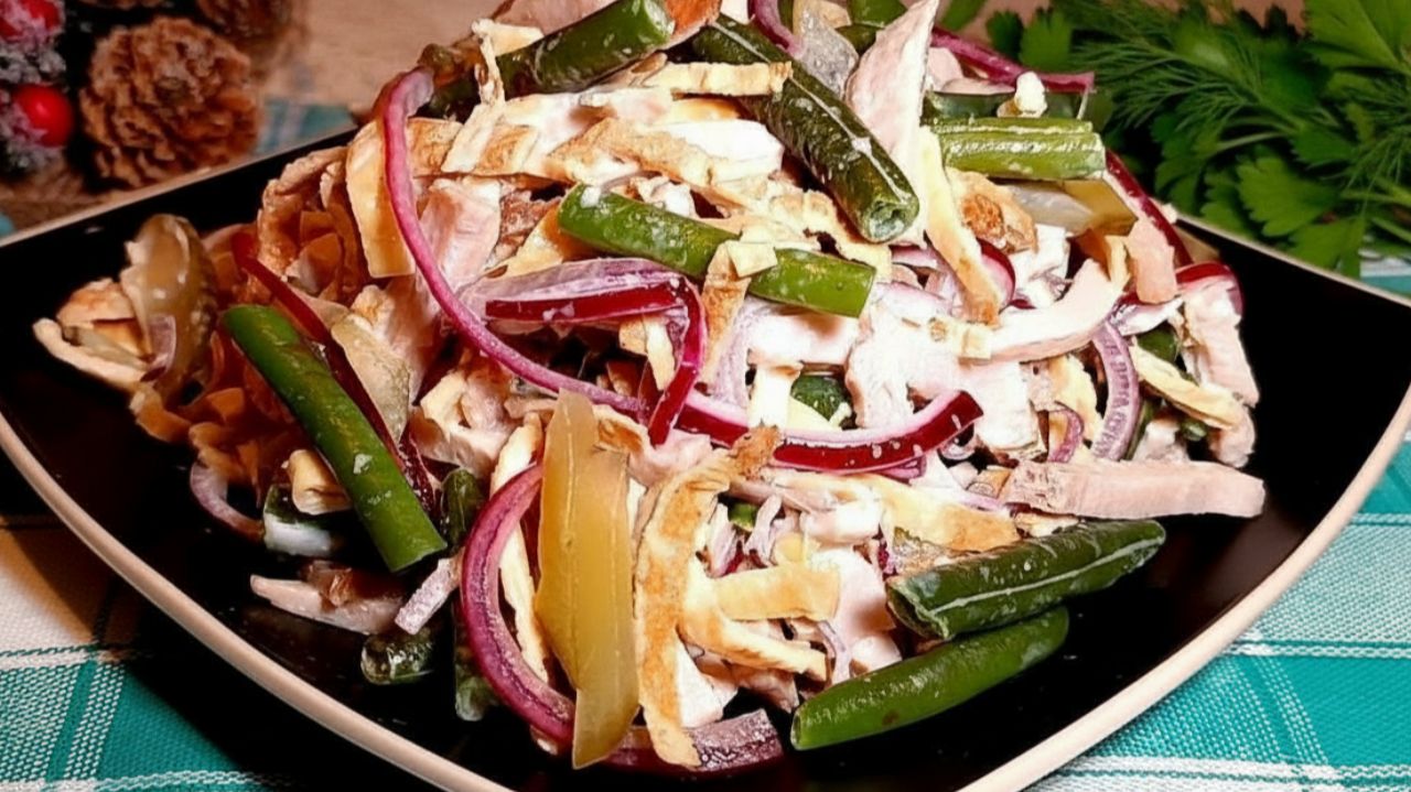 📌 Пикантный салат с копчёным мясом и стручковой фасолью