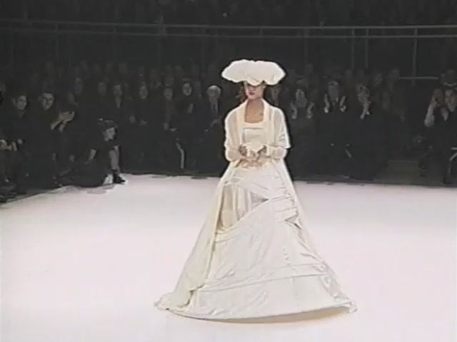 Показ женской коллекции Yohji Yamamoto весна-лето 1999. Часть 3.