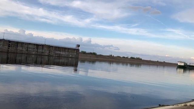 Поплавочная рыбалка в шлюзовом канале.