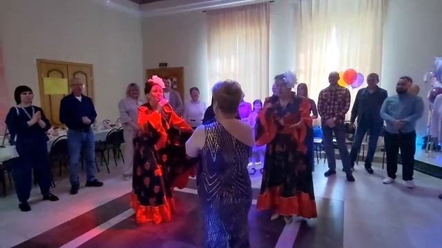 Хор наш поет припев старинный