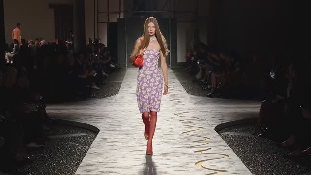 Показ мод / Коллекция Versace  SpringSummer 2025  Milan Fashion Week