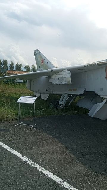 Где в Кургане стоят настоящие реактивные самолёты?