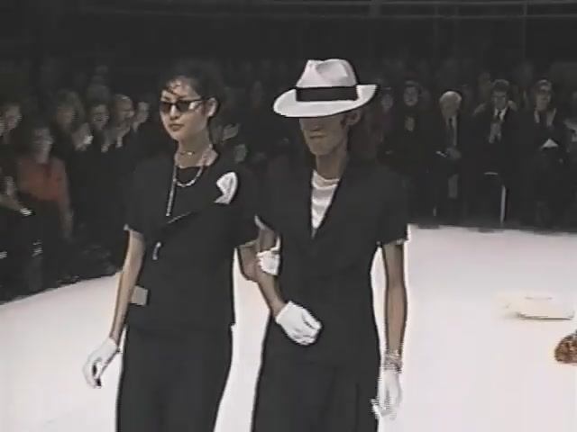 Показ женской коллекции Yohji Yamamoto весна-лето 1999. Часть 2.