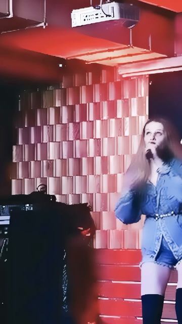 Блондинка и рок. Blonde and rock.